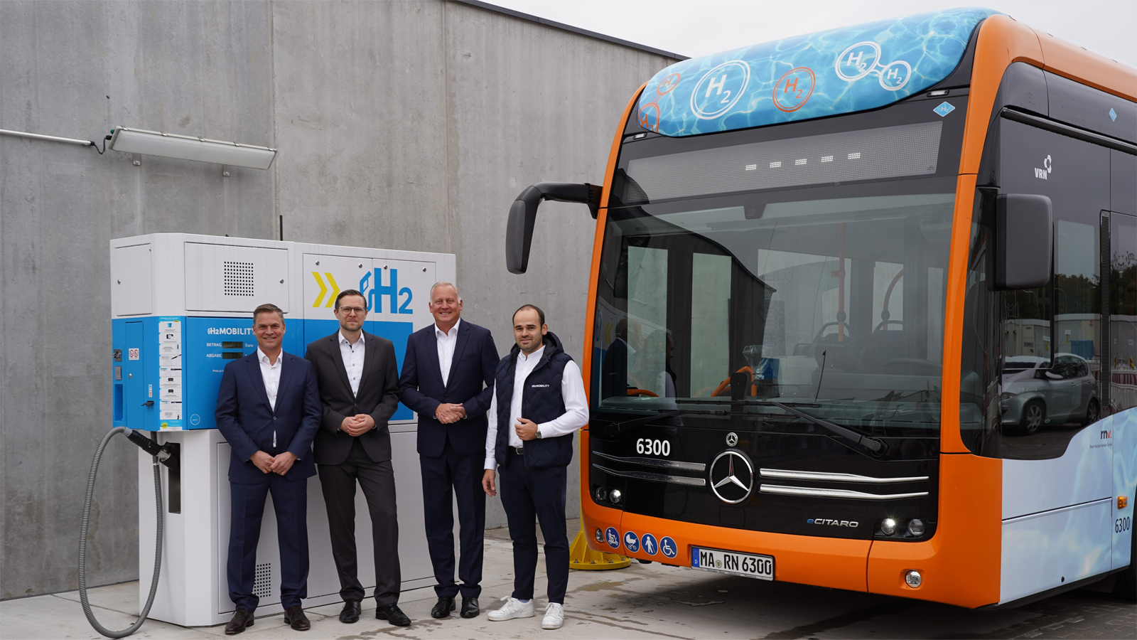 Hydrogen buses: Daimler partners with H2 MOBILITY to build refuelling ...
