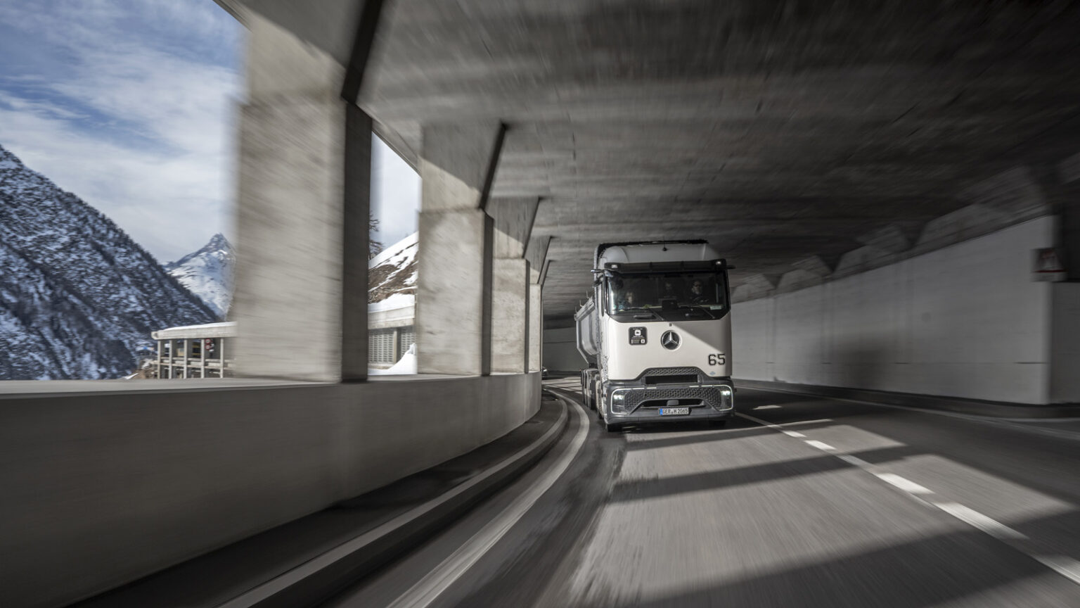 Daimler puts next-gen Mercedes-Benz hydrogen trucks through their paces ...