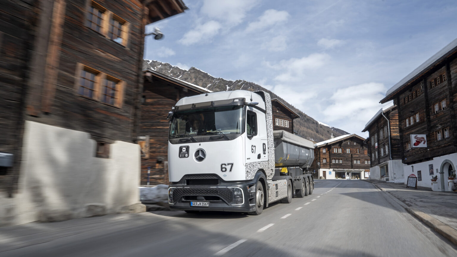 Daimler puts next-gen Mercedes-Benz hydrogen trucks through their paces ...
