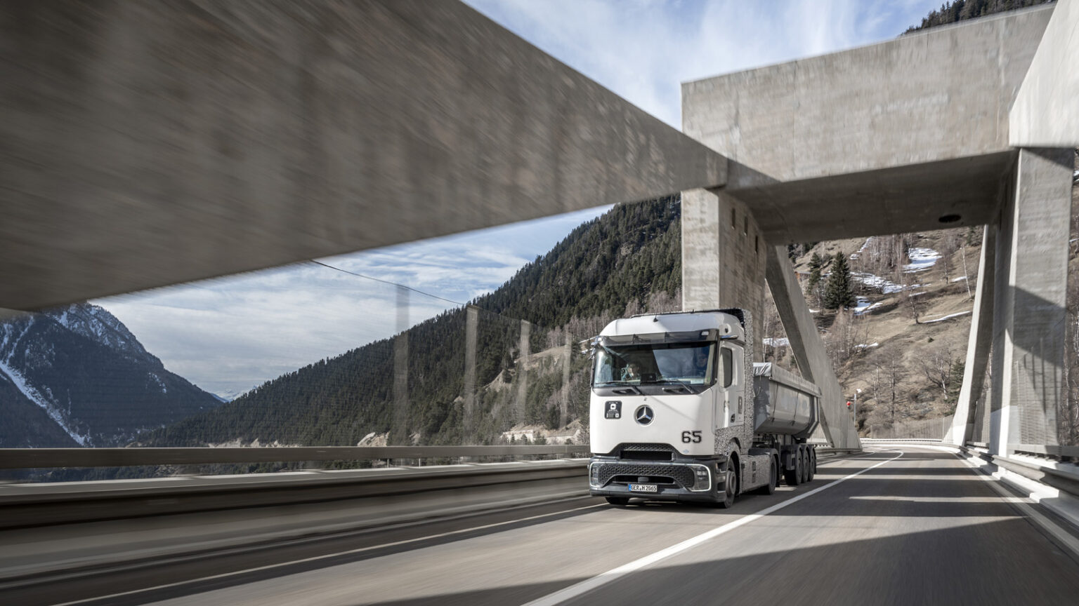 Daimler puts next-gen Mercedes-Benz hydrogen trucks through their paces ...