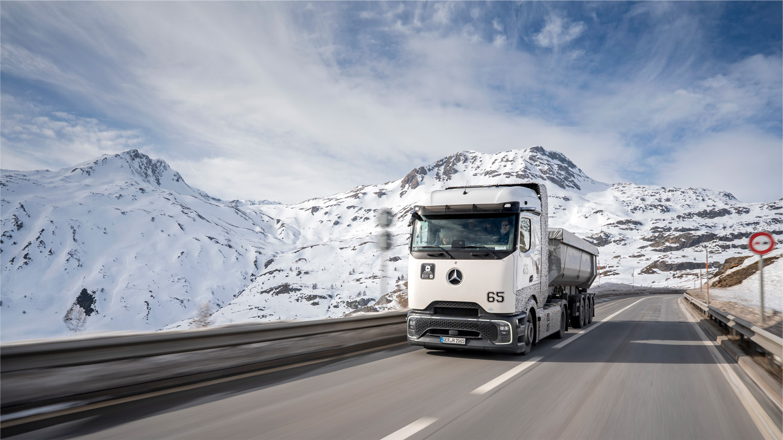 Daimler puts next-gen Mercedes-Benz hydrogen trucks through their paces ...